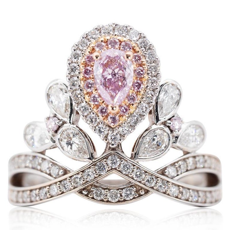 Atemberaubender Ring aus 18 Karat Weigold im Kronenstil mit 1,32 Karat ...