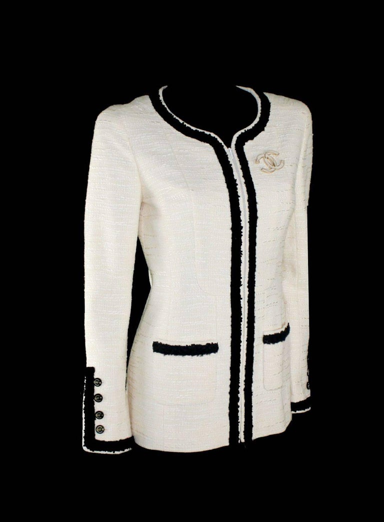 Stunning Chanel Signature Monochrome Tweed Boucle Jacket CC Logo ...