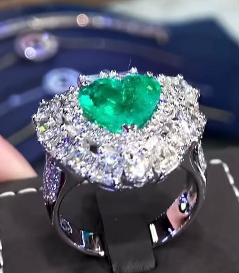 Stunning Ct 7, 93 of Colombia Emerald and Diamonds on Ring For Sale at ...