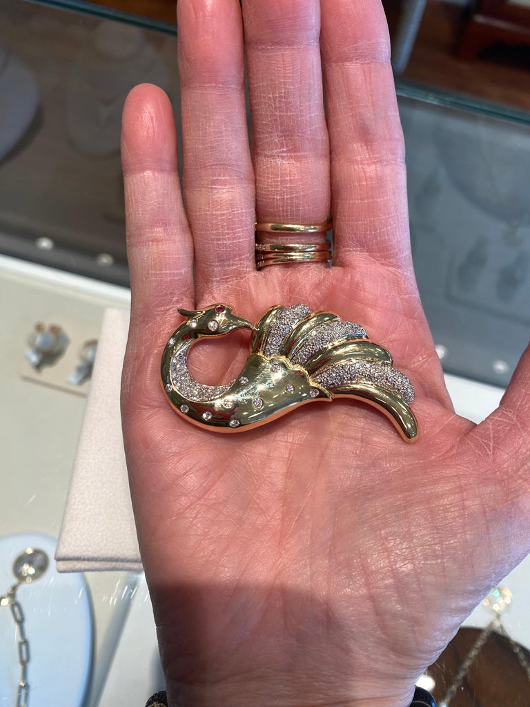 Stunning Diamond and 18 Karat Yellow Gold Peacock Pin For Sale at 1stDibs