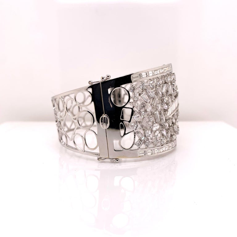 Stunning Diamond Cuff Bangle Set in 18k White Gold For Sale at 1stDibs