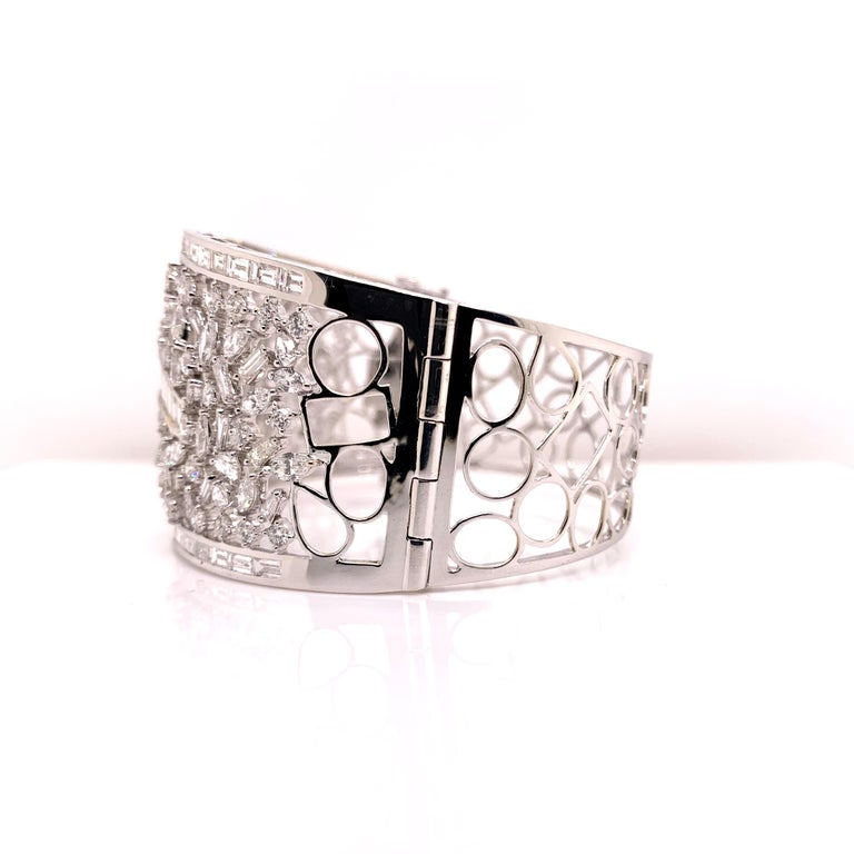 Stunning Diamond Cuff Bangle Set in 18k White Gold For Sale at 1stDibs