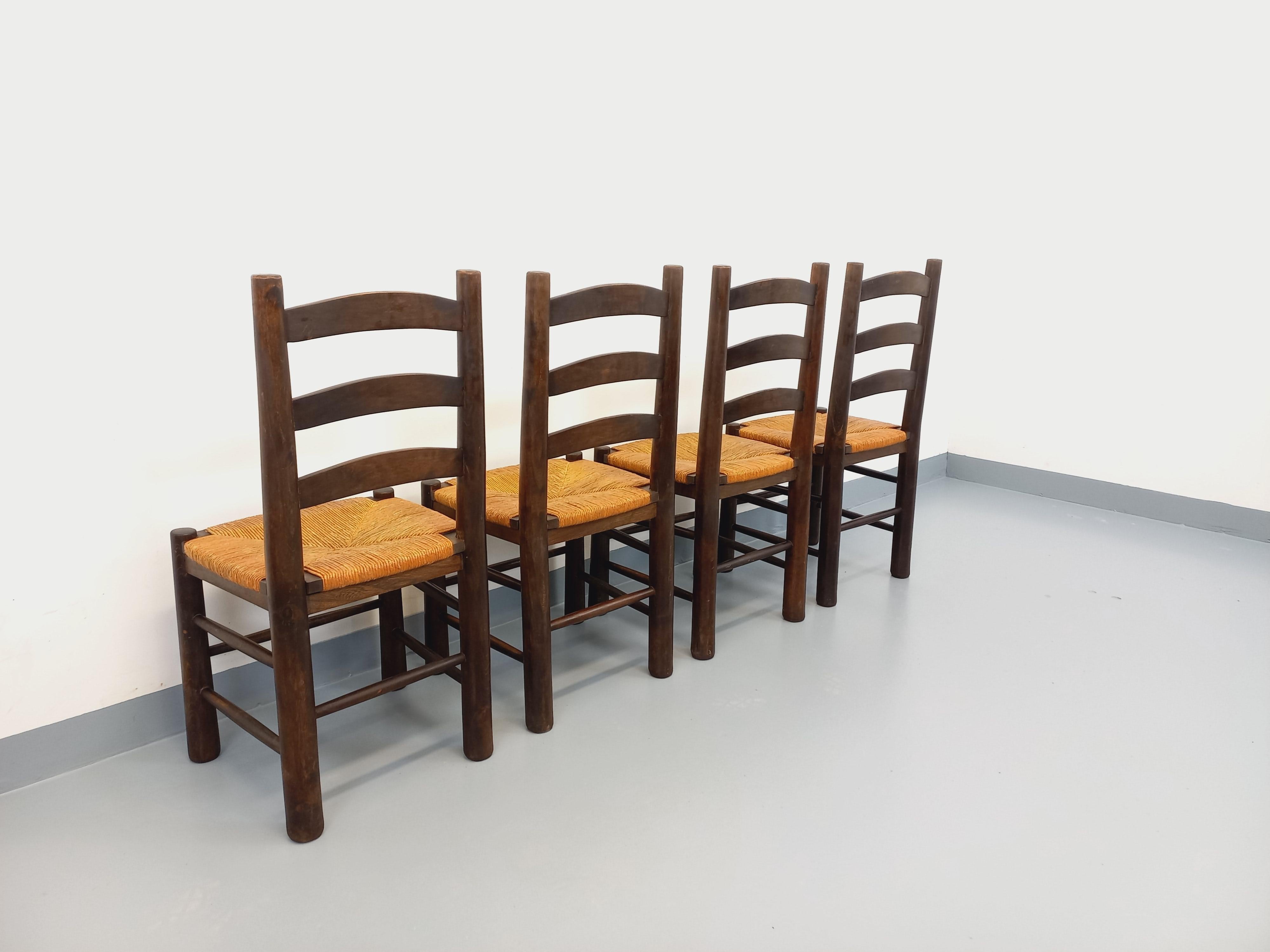 Suite de 4 chaises brutalistes vintage Georges Robert en bois et paille ...