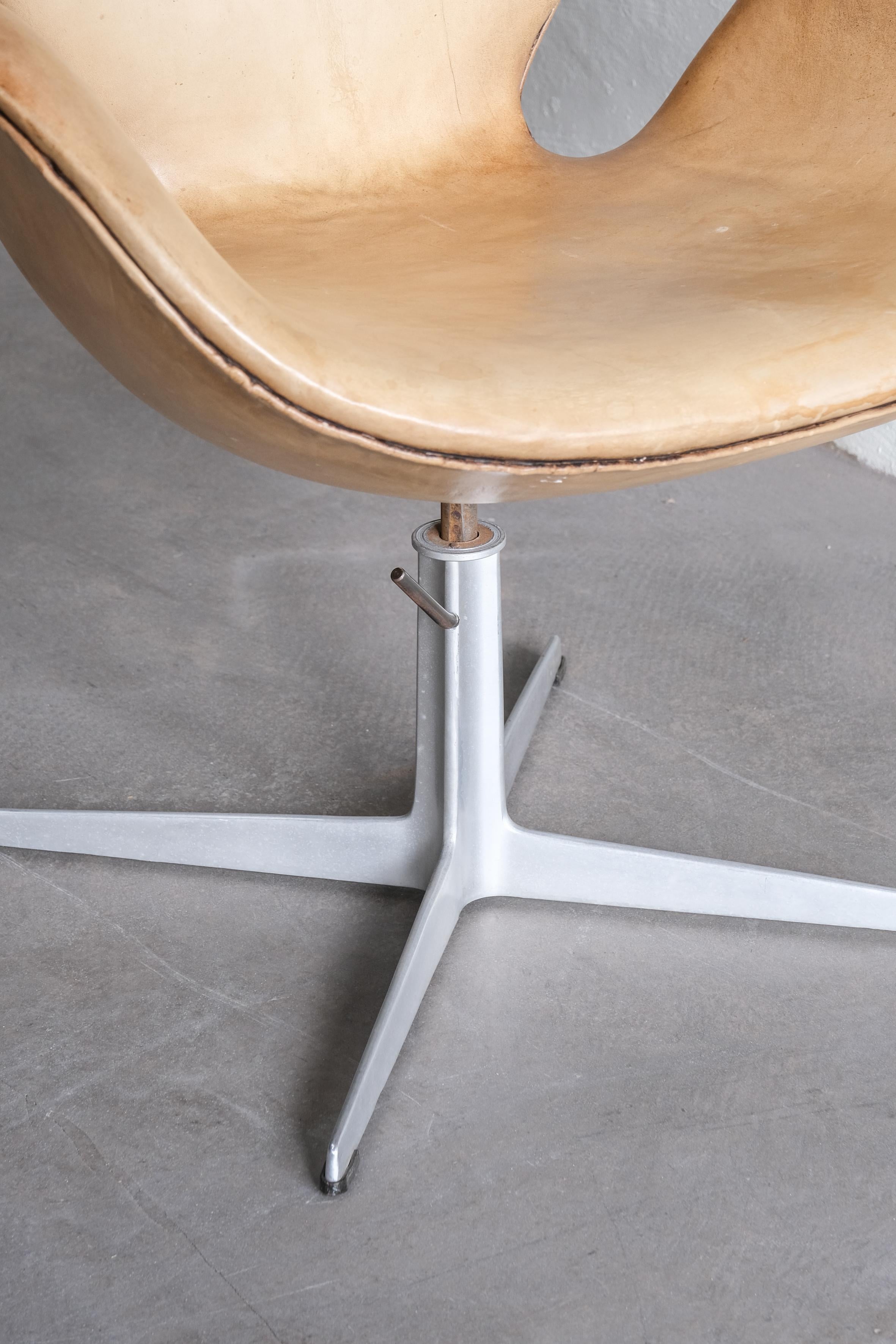 Swan Chair by Arne Jacobsen 1971 with original leather and steel ...