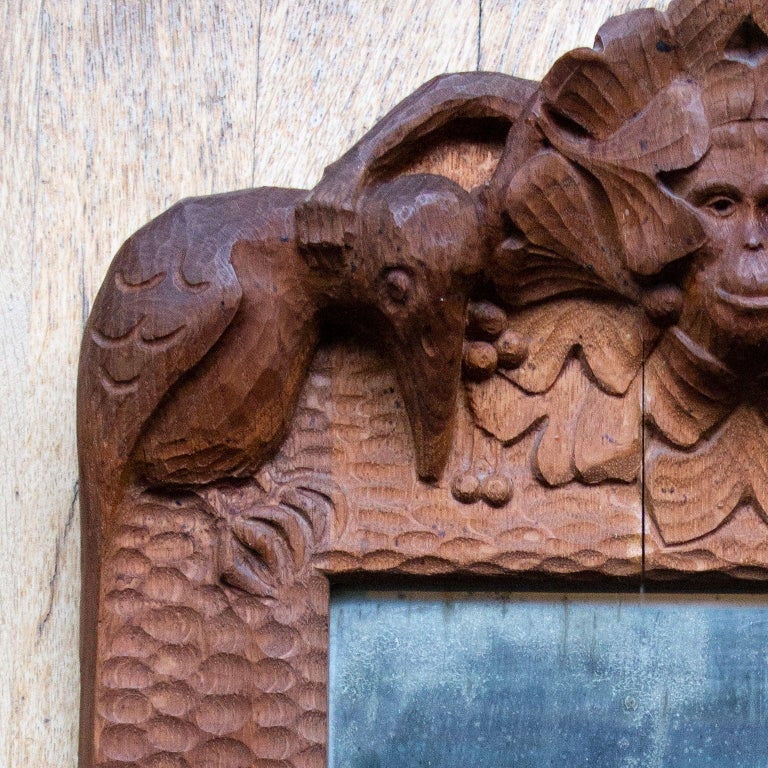 Swedish Arts and Crafts Miroir en chêne sculpté à la main avec singe et ...