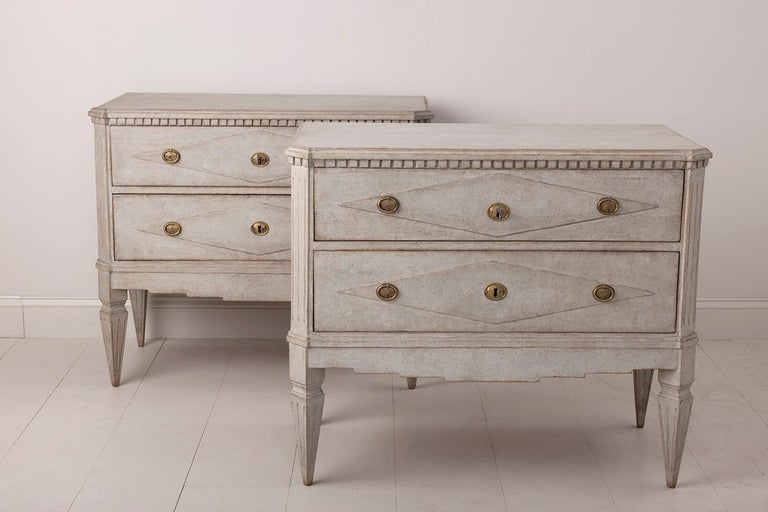 Paire de commodes de chevet peintes de style gustavien suédois En vente ...