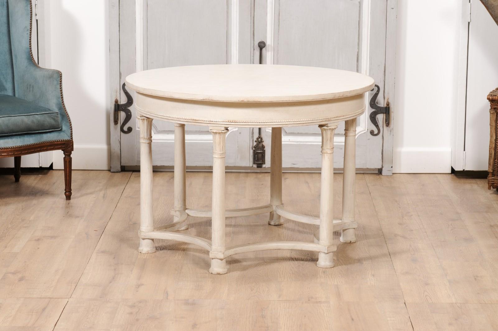 Mesa de centro pintada de estilo neoclásico sueco con capiteles ...