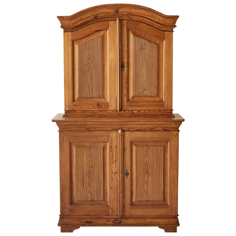 Huche à quatre portes en pin suédois sur 1stDibs