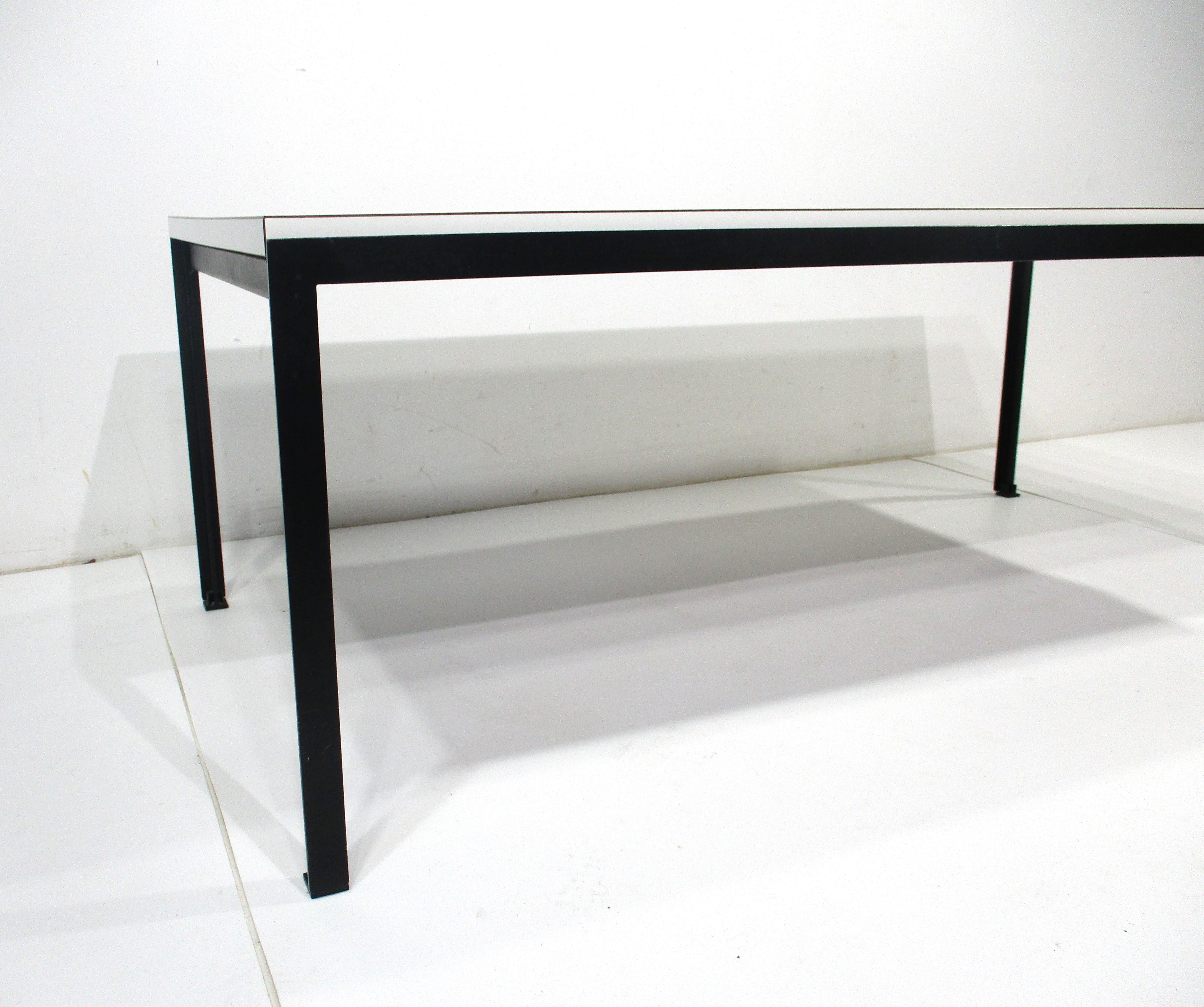 Mesa baja de acero en ángulo T de Florence Knoll para Knoll en venta en ...