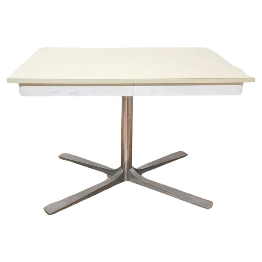 Table à manger en formica et piètement central For Sale at 1stDibs