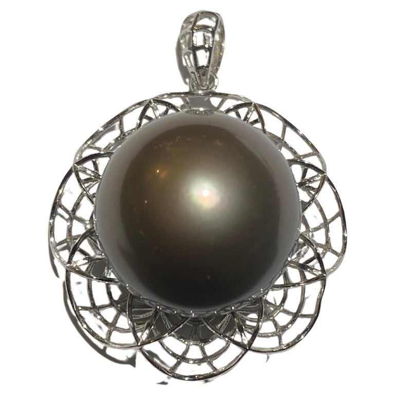 Tahitian Pearl Pendant in 18k White Gold For Sale at 1stDibs
