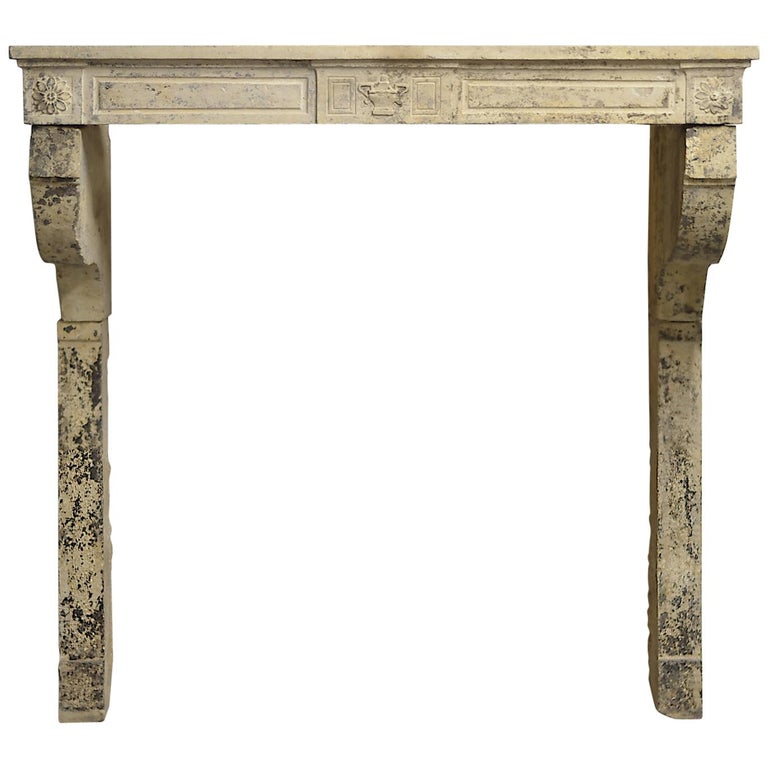 Großer, eleganter Louis XVI-Kaminsims im Angebot bei 1stDibs