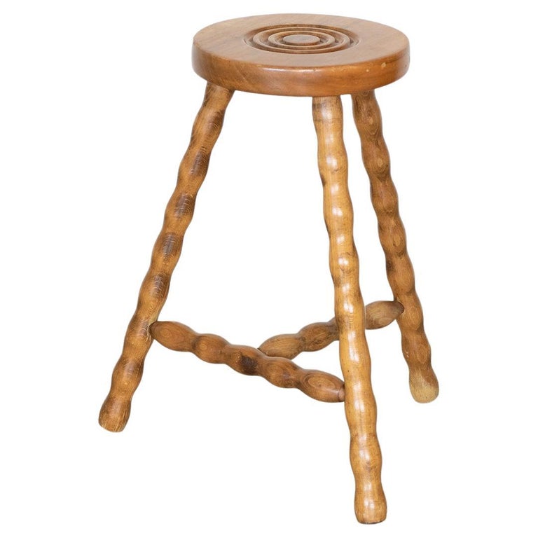 Grand tabouret tripode en bois français En vente sur 1stDibs