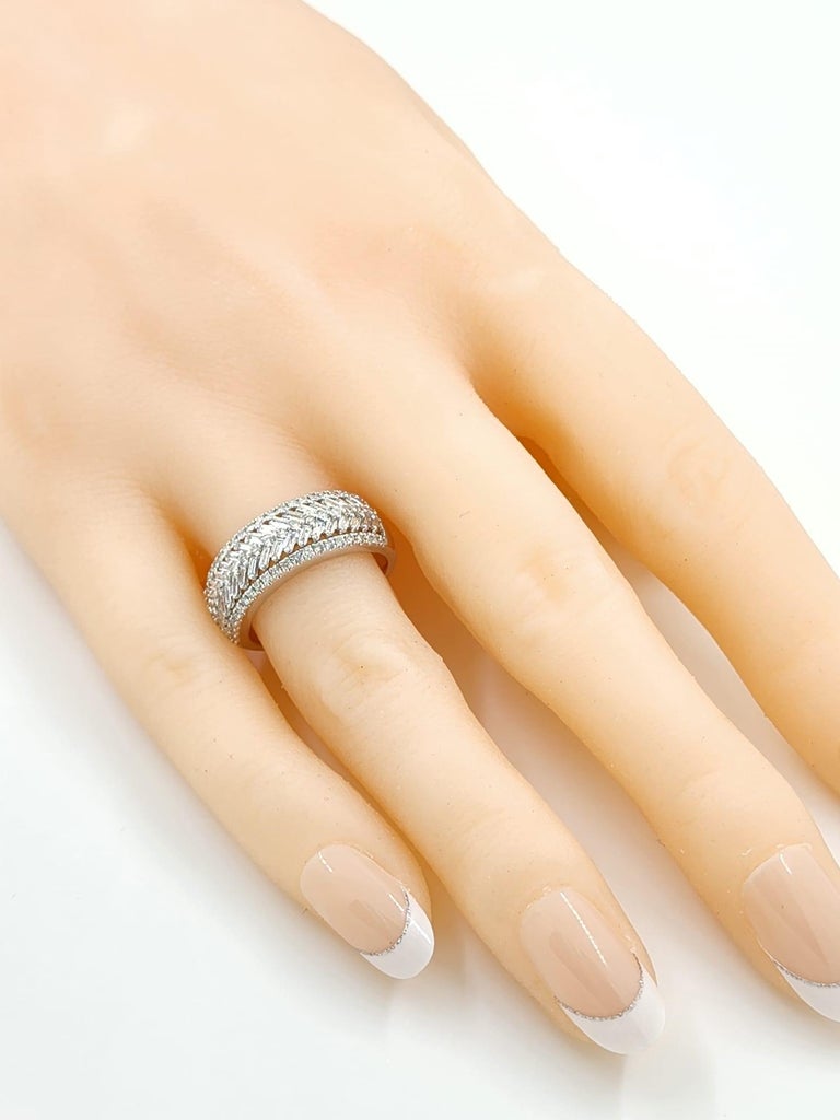 Taper Diamond Band Ring in 18 Karat White Gold For Sale at 1stDibs