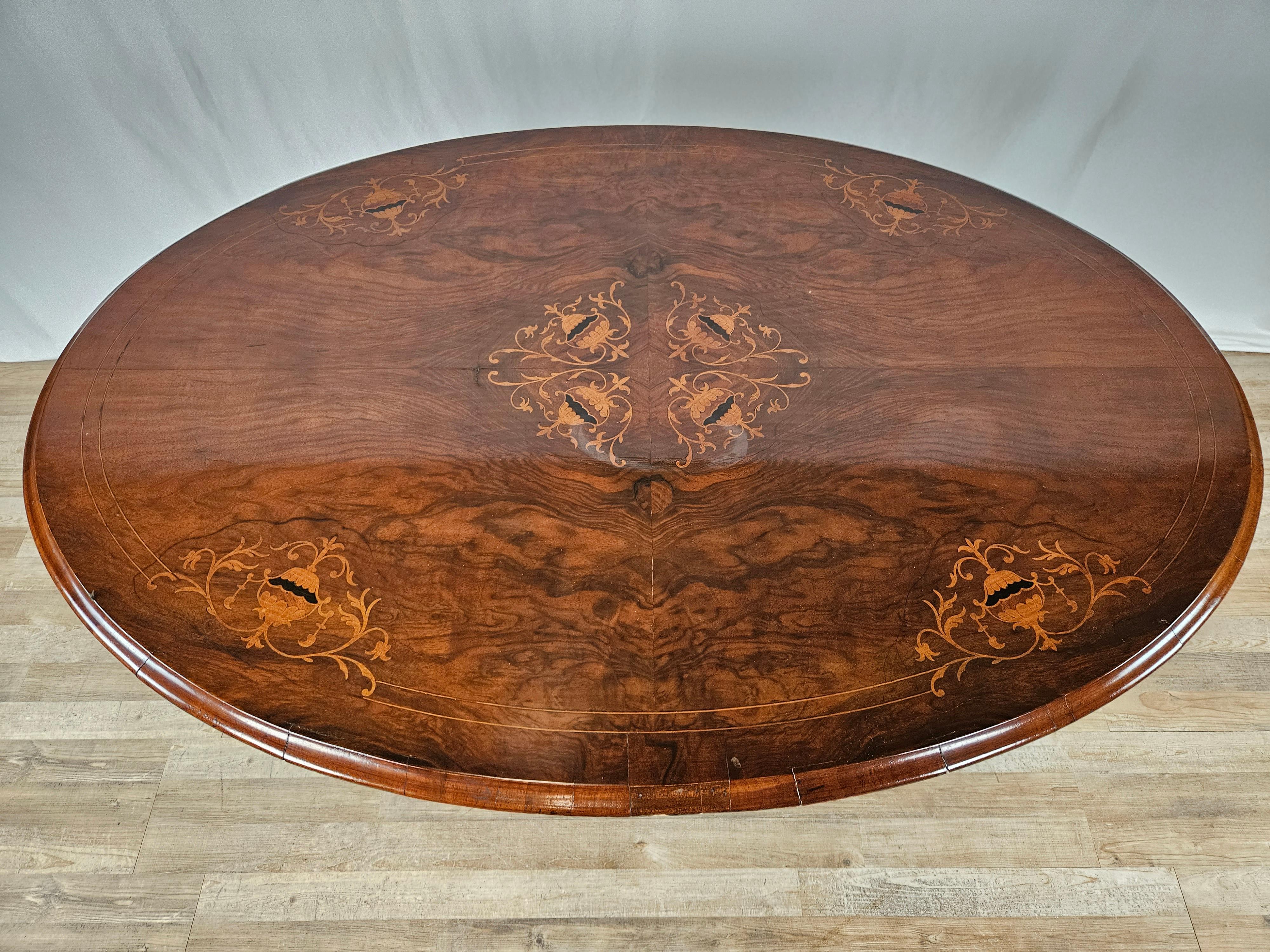 Walnut coffee table with maple inlays and casters For Sale at 1stDibs