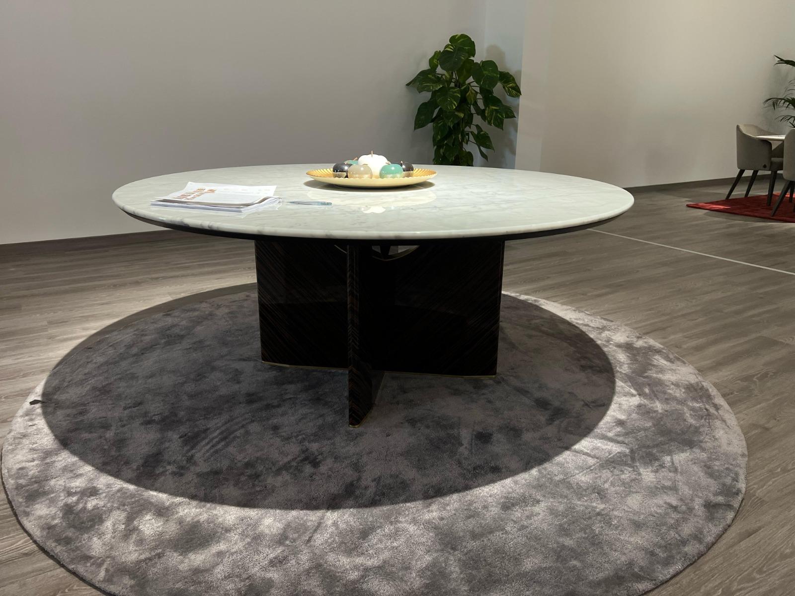 Modo table, with polished Carrara marble top, Ebony Gloss wood base For ...