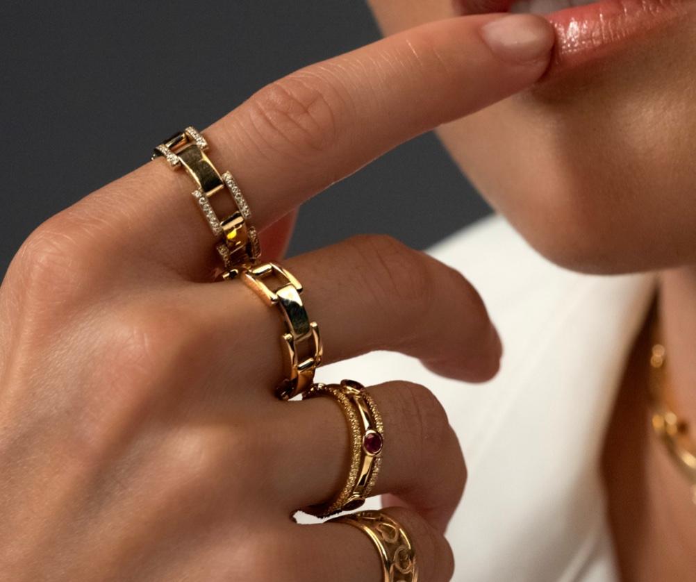 Customizable Flexible Link Ring with Diamond Pavé in 18K Gold For Sale ...