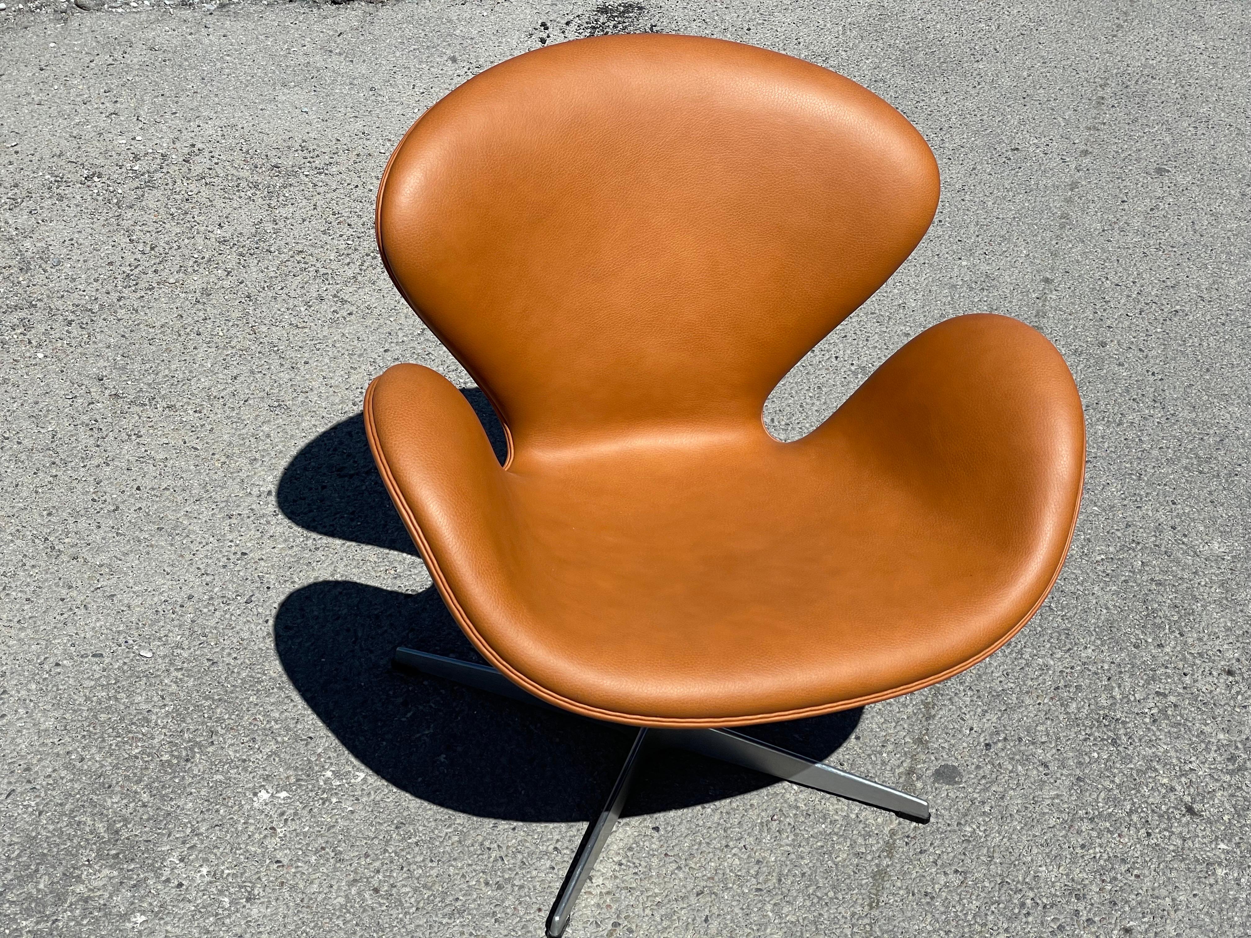 Iconic Swan Chair by Arne Jacobsen For Sale at 1stDibs