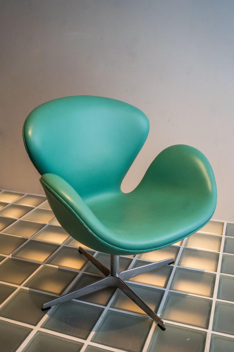 The Swan Chair by Arne Jacobsen for Fritz Hansen For Sale at 1stDibs