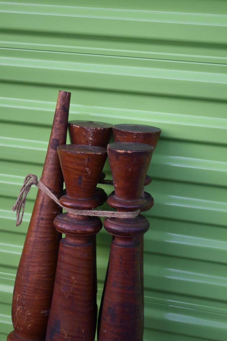 Thistle Top Low Post Bed in Tiger Maple, circa 1820 For Sale at 1stDibs