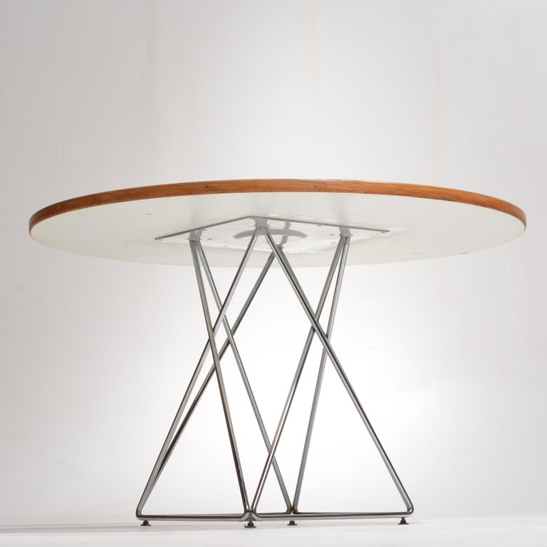 Runder Thonet-Esstisch mit Eiffel-Sockel im Angebot bei 1stDibs