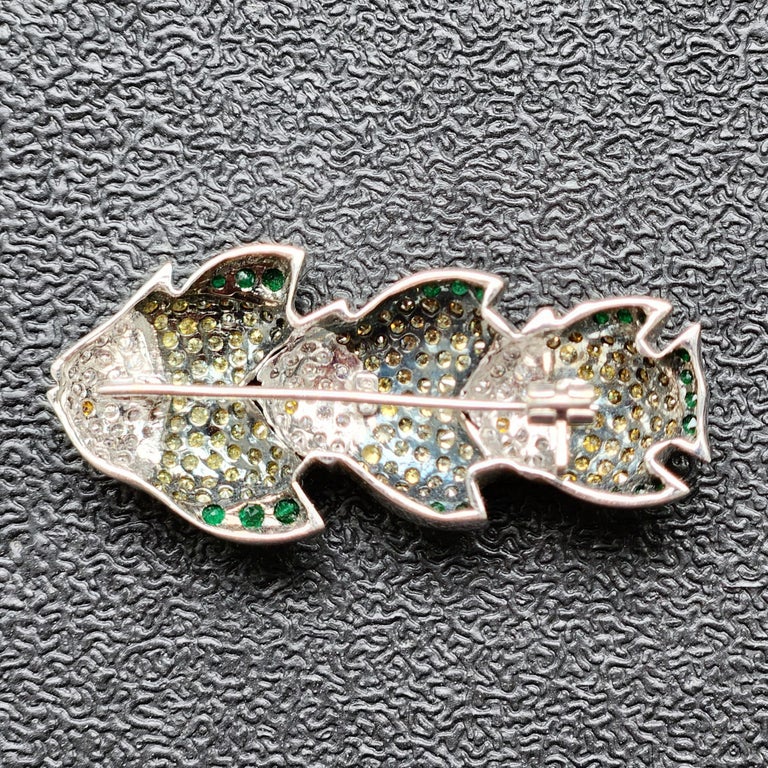 Three Fish Shaped Brooch in Fancy Color Diamond For Sale at 1stDibs