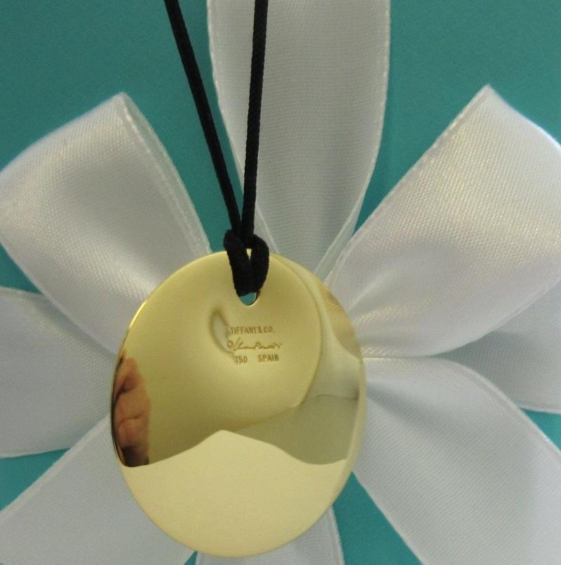 Tiffany and Co. 18k Gold Elsa Peretti Round Pendant Necklace For Sale ...