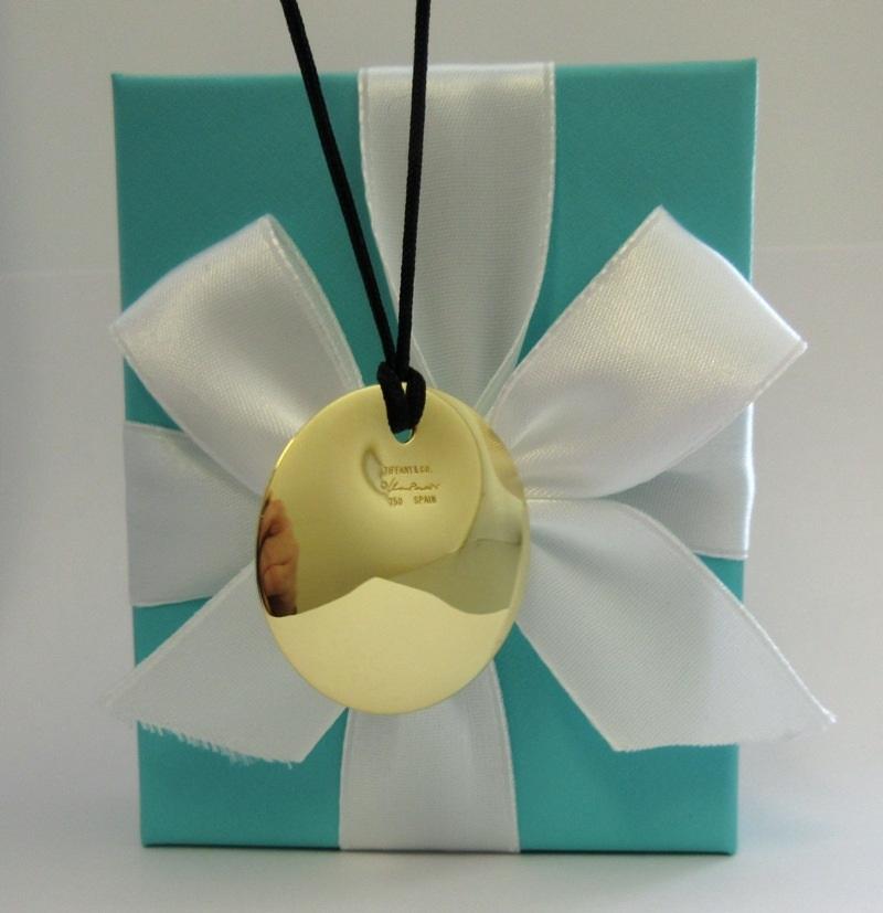Tiffany and Co. 18k Gold Elsa Peretti Round Pendant Necklace For Sale ...