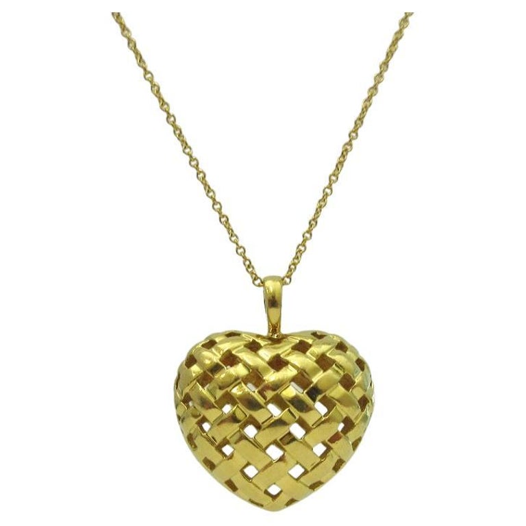 TIFFANY and Co. 18K Gold Vannerie Heart Pendant Necklace For Sale at ...