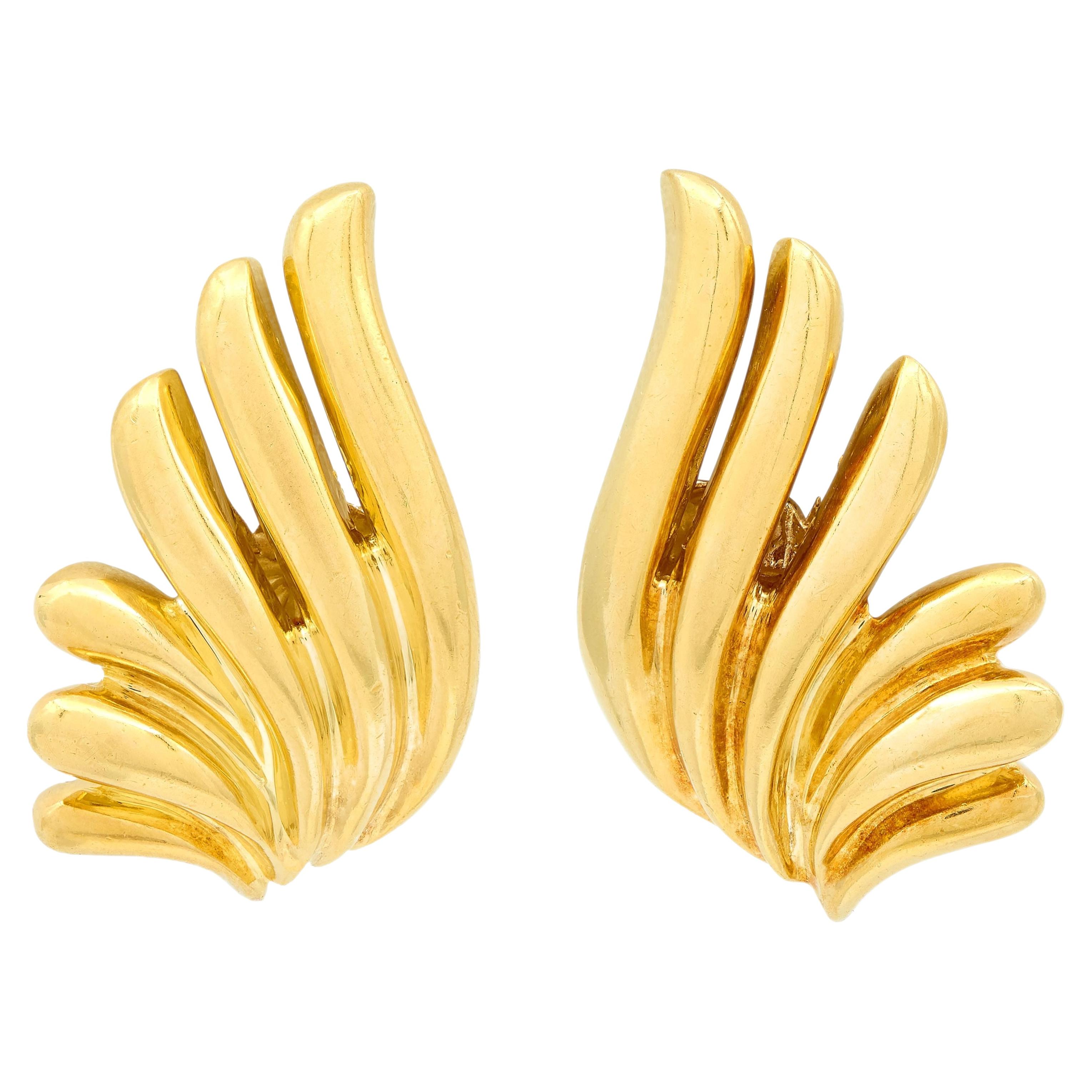 Vintage 18K yellow gold fluted ribbon ear-clip For Sale at 1stDibs