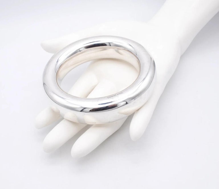 Tiffany and Co 1981 Elsa Peretti Bold Doughnut Bangle in Solid 925 Sterling Silver For Sale at ...