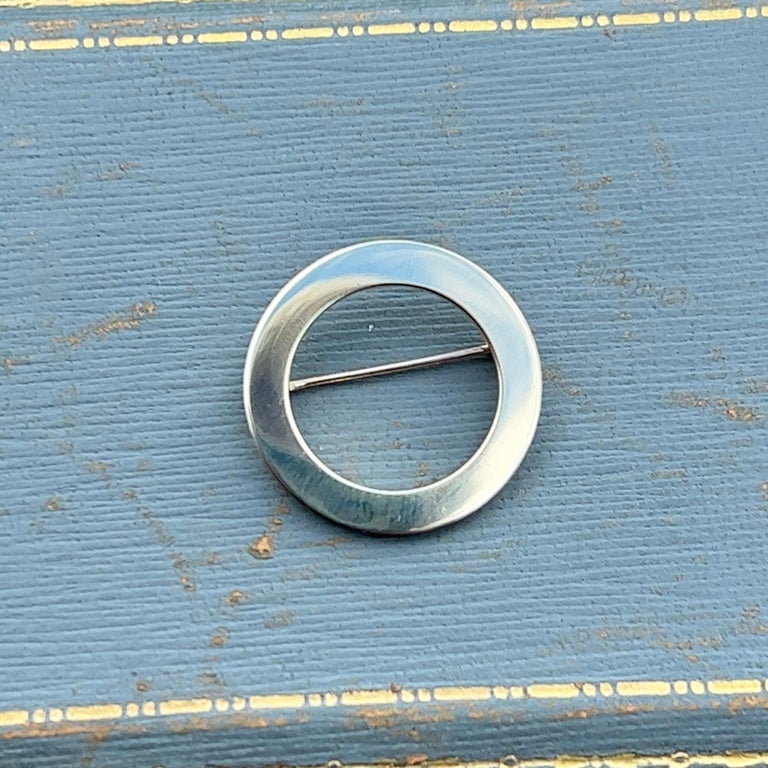 Tiffany and Co. Open Circle Pin in 14k Yellow Gold For Sale at 1stDibs