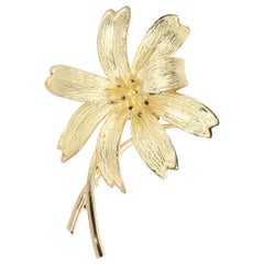 Tiffany and Co. Vintage Flower Brooch in 18 Karat Yellow Gold For Sale at 1stDibs
