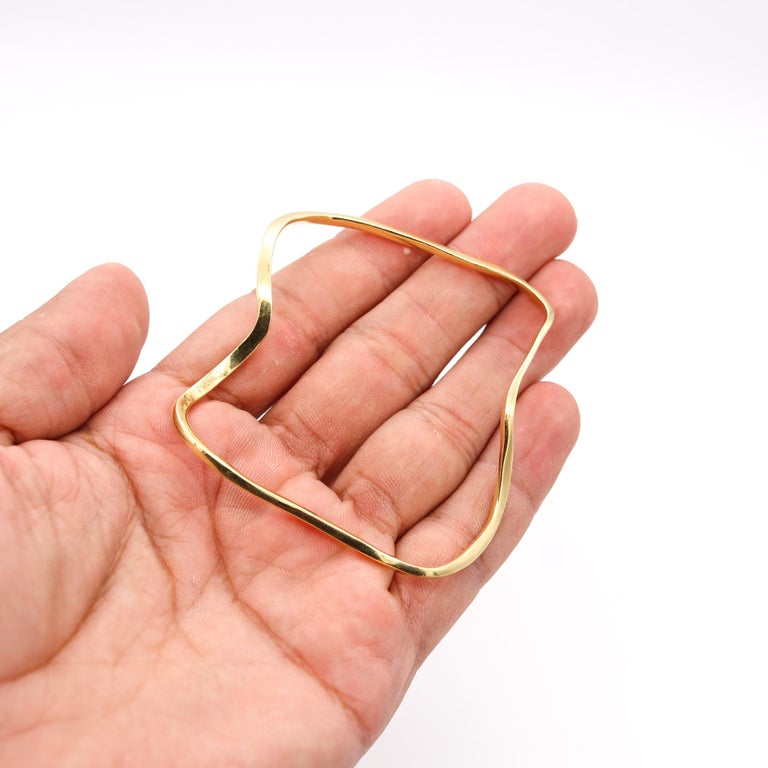 Tiffany Co. Vintage Wavy Freeform Wire Bangle in Solid 18kt Yellow Gold For Sale at 1stDibs