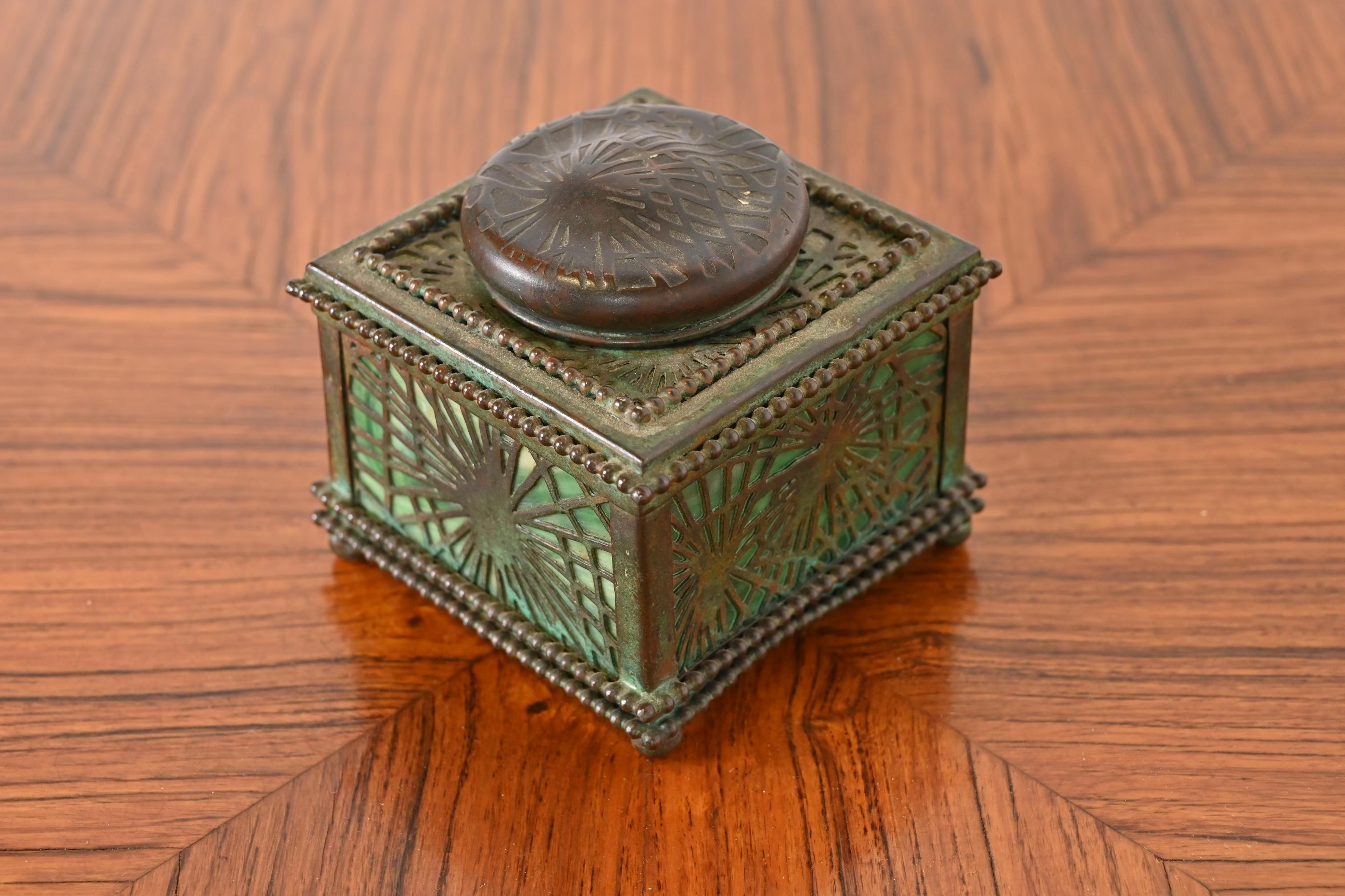 Tiffany Studios New York Pine Needle Bronze und Schlacke Glas Neun-teilige Schreibtisch-Set im ...