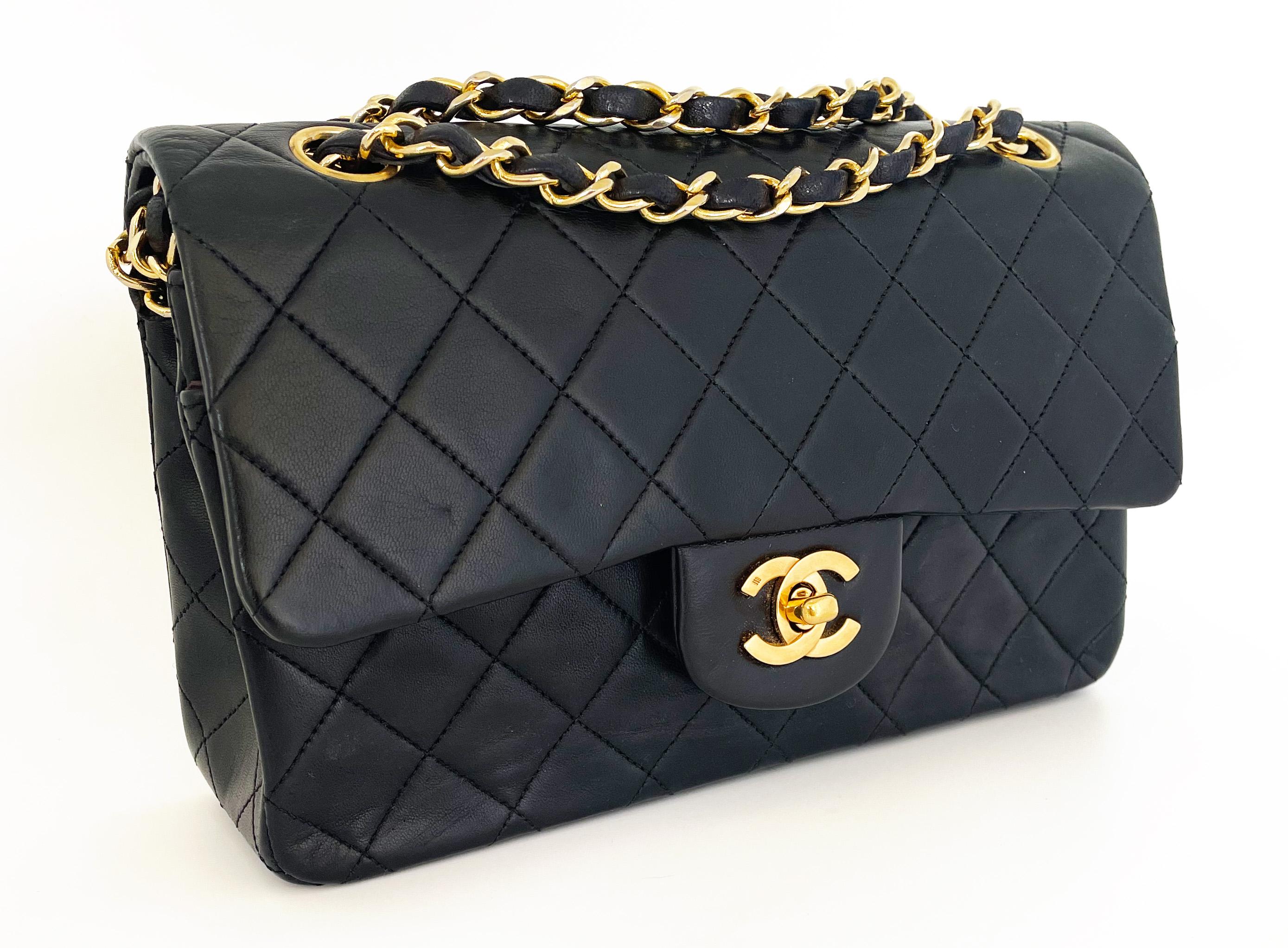 Timeless Chanel Classique 23 cm handbag in black lambskin and gold ...