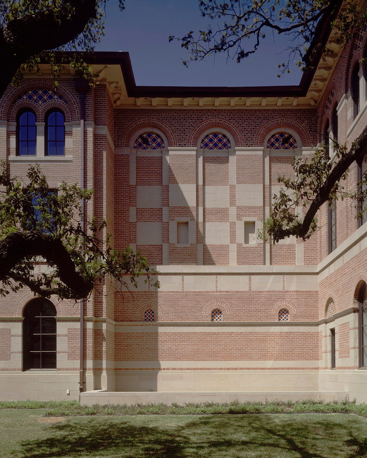 Exterior by Allan Greenberg Architect on 1stdibs