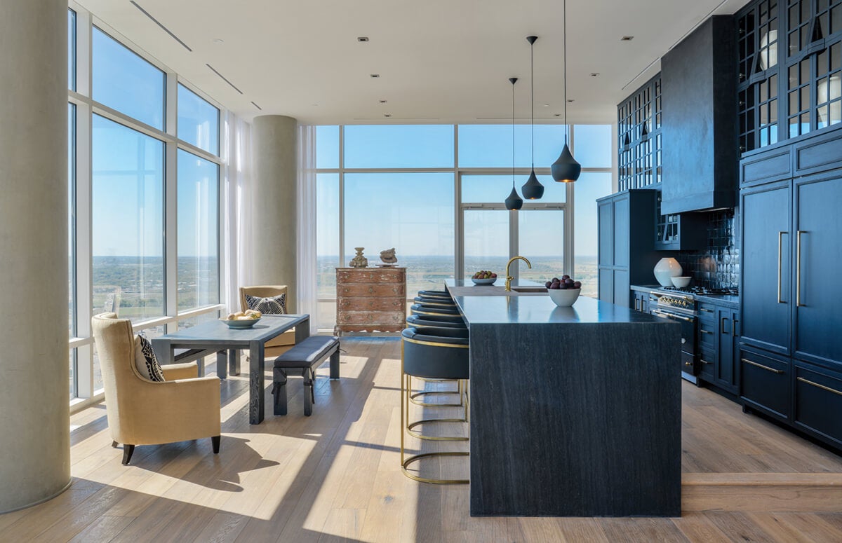 Modern Penthouse, Dallas par Ohara Davies Gaetano Interiors | 1stDibs