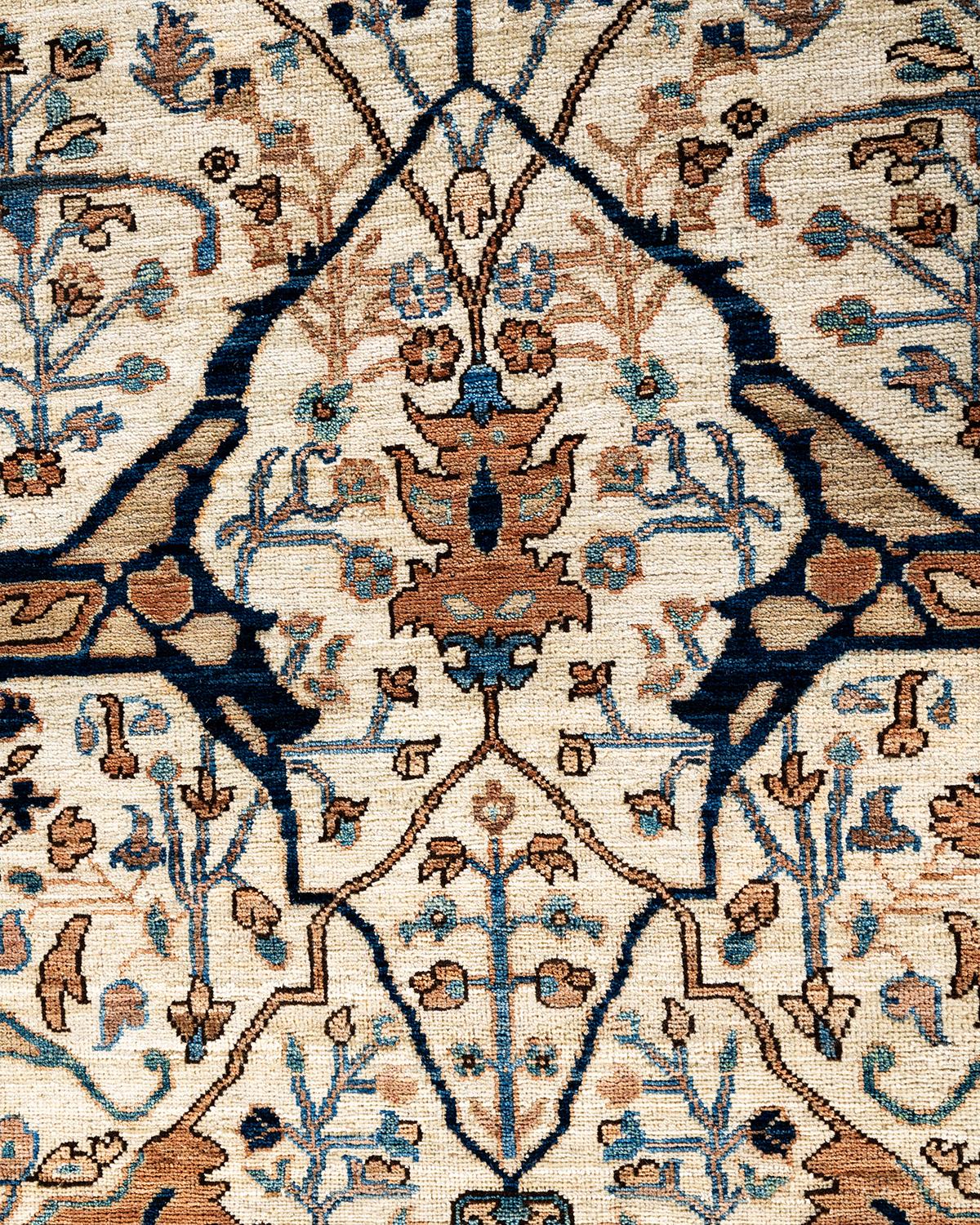 Traditional Serapi Hand Knotted Wool Ivory Area Rug 8' 0" x 9' 9" For Sale at 1stDibs