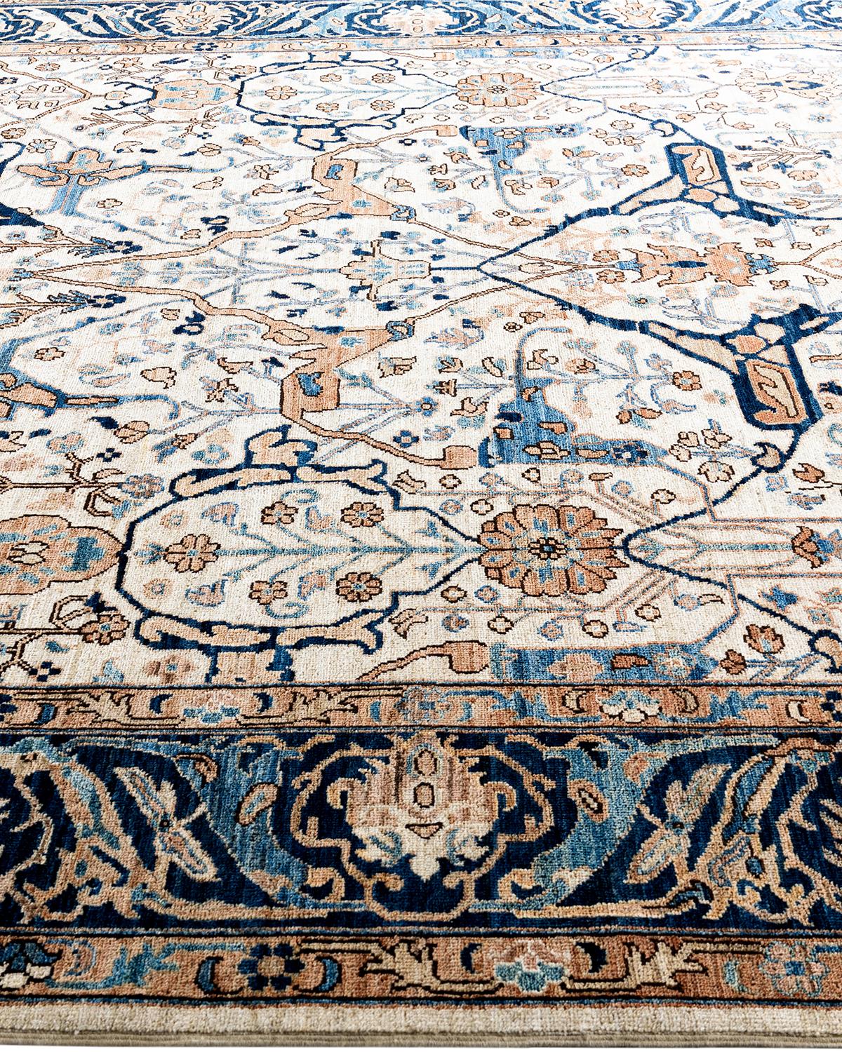 Traditional Serapi Hand Knotted Wool Ivory Area Rug 8' 0" x 9' 9" For Sale at 1stDibs