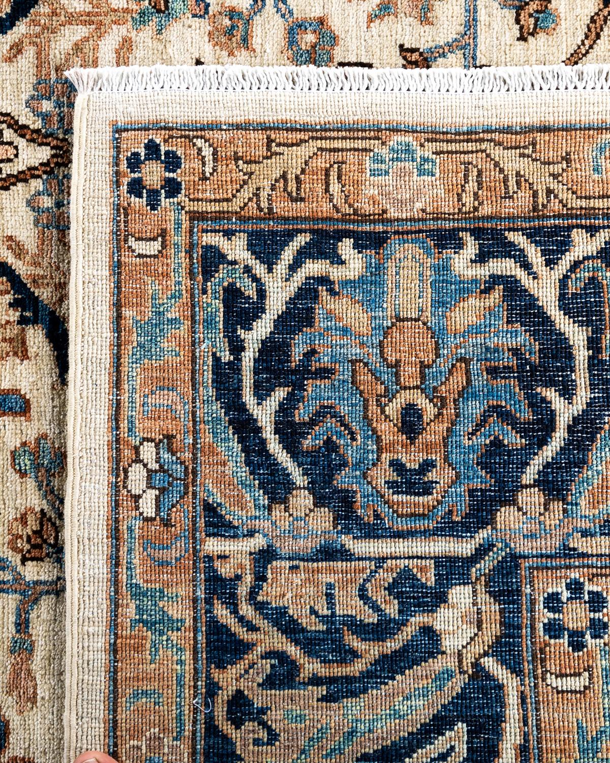 Traditional Serapi Hand Knotted Wool Ivory Area Rug 8' 0" x 9' 9" For Sale at 1stDibs