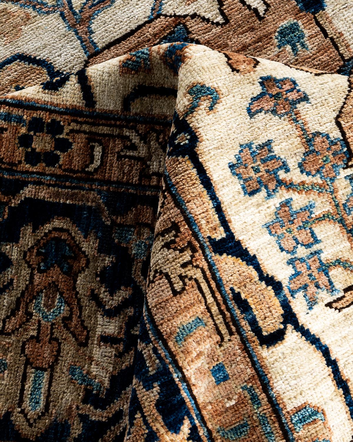 Traditional Serapi Hand Knotted Wool Ivory Area Rug 8' 0" x 9' 9" For Sale at 1stDibs