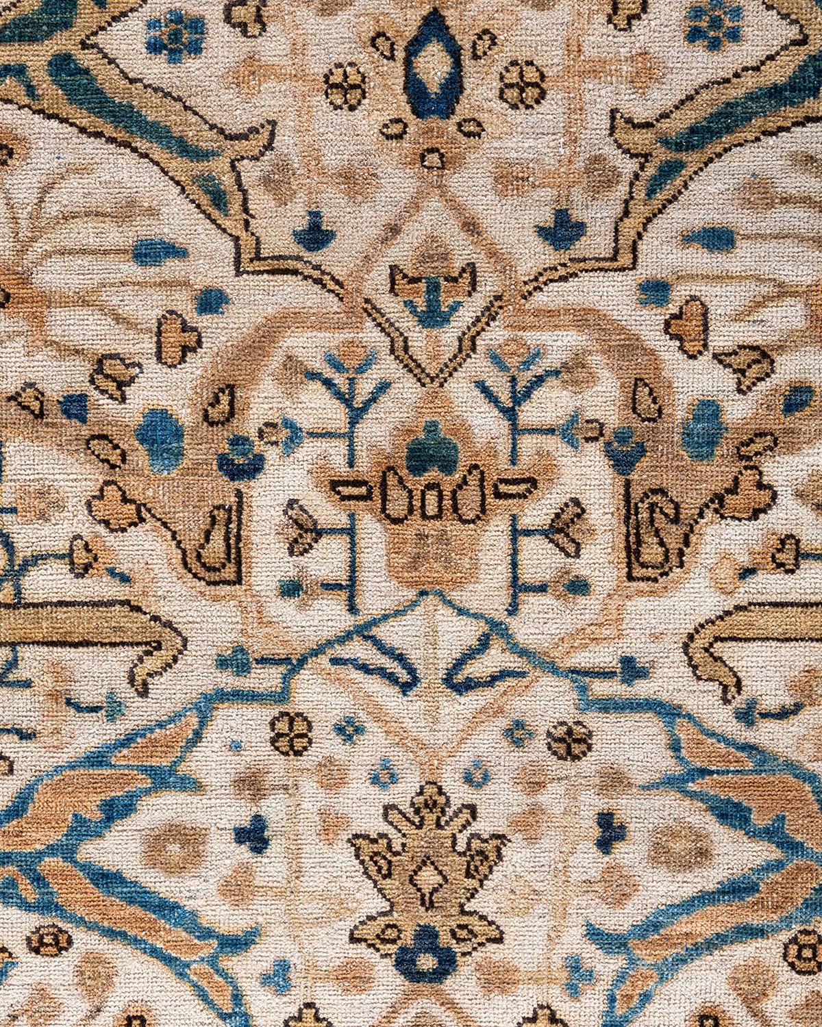 Traditional Serapi Hand Knotted Wool Ivory Area Rug 8' 9" x 11' 7" For Sale at 1stDibs