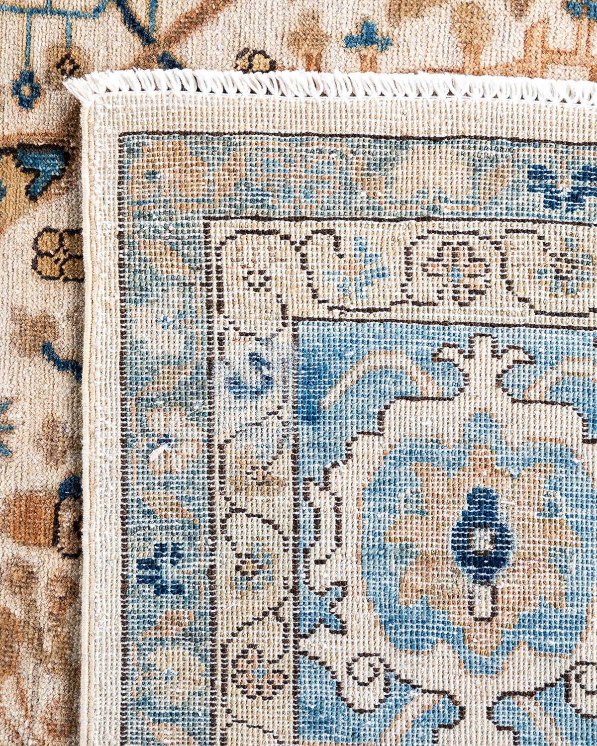 Traditional Serapi Hand Knotted Wool Ivory Area Rug 8' 9" x 11' 7" For Sale at 1stDibs