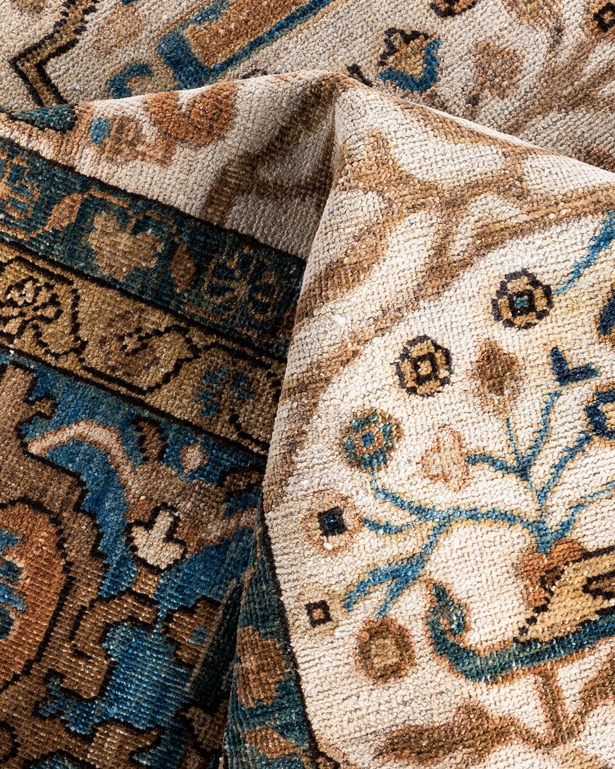 Traditional Serapi Hand Knotted Wool Ivory Area Rug 8' 9" x 11' 7" For Sale at 1stDibs