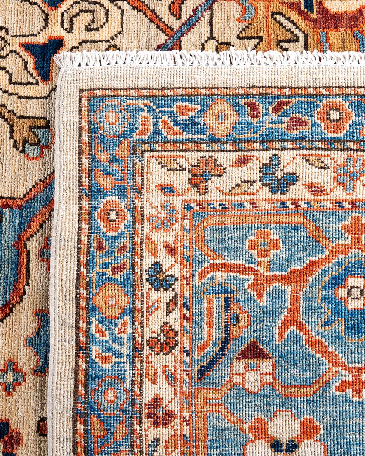 Traditional Serapi Hand Knotted Wool Ivory Area Rug For Sale at 1stDibs