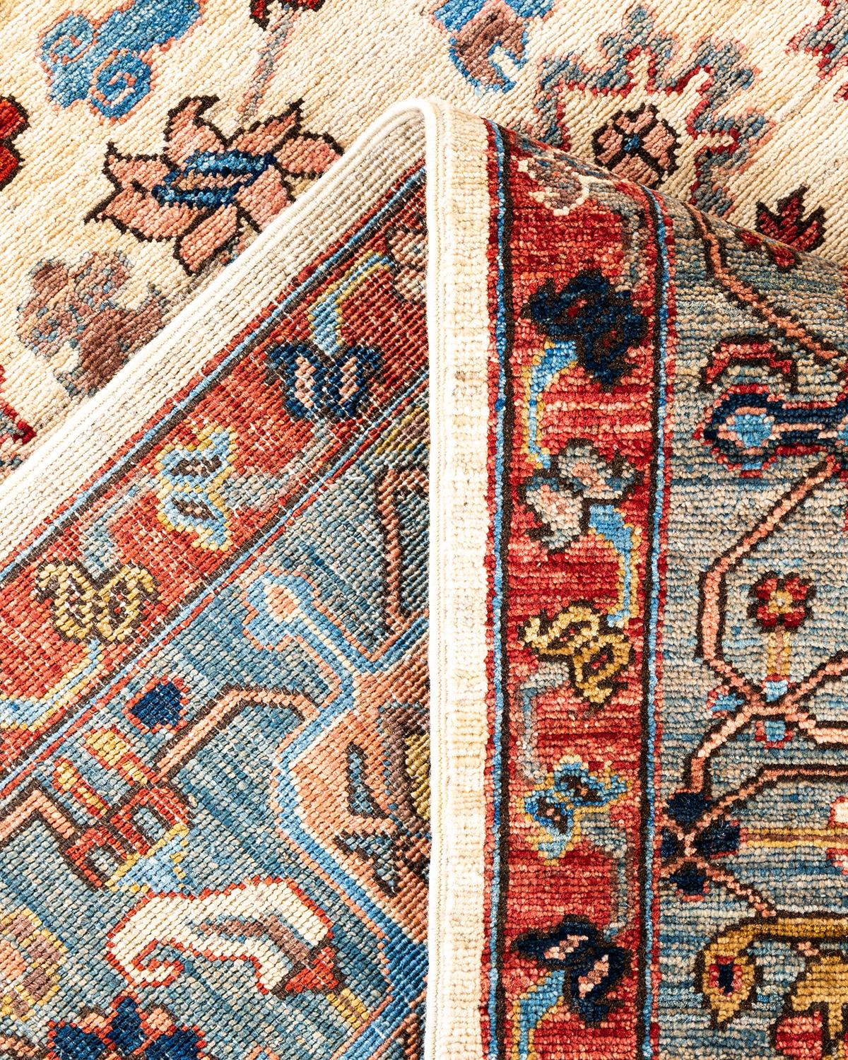 Traditional Serapi Hand Knotted Wool Ivory Area Rug For Sale at 1stDibs