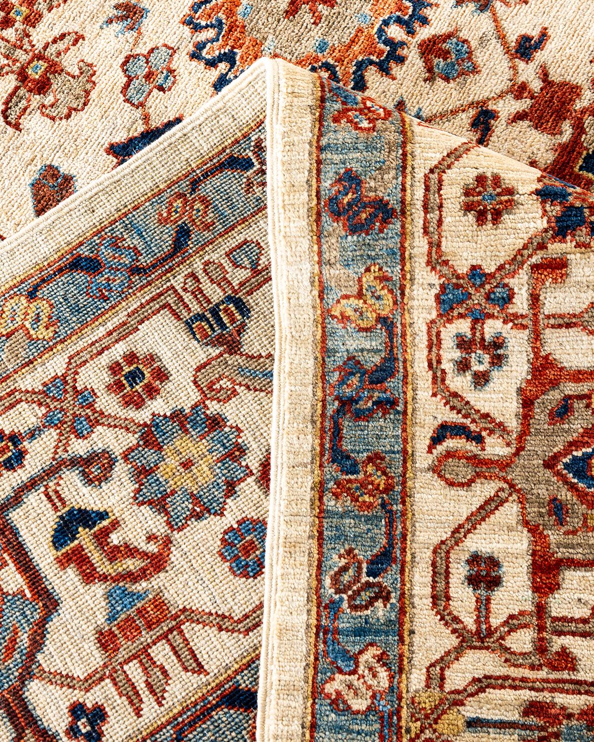 Traditional Serapi Hand Knotted Wool Ivory Area Rug For Sale at 1stDibs