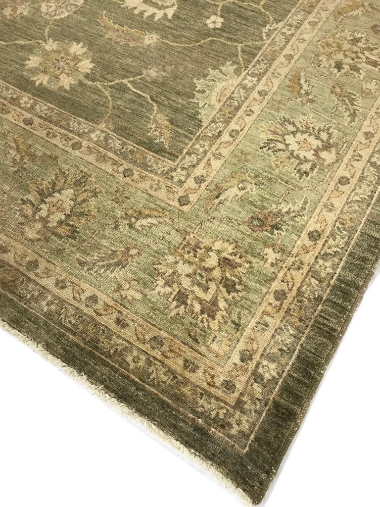Traditional Style Gray and Ivory Floral Wool Area Rug For Sale at 1stDibs