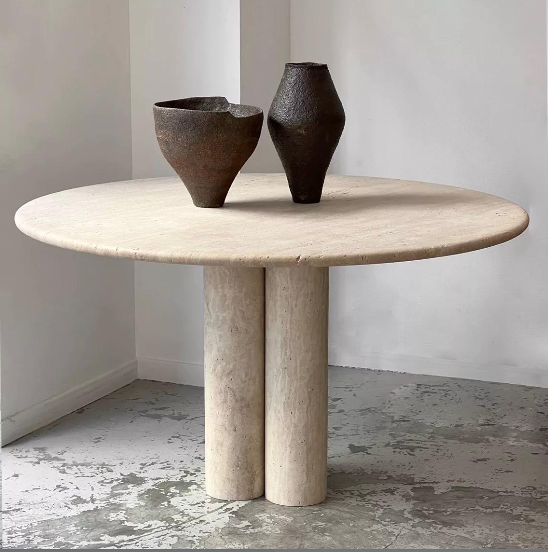 Travertine circular dining table For Sale at 1stDibs
